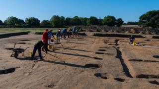 Rendlesham: 1,400-year-old royal hall unearthed - BBC News