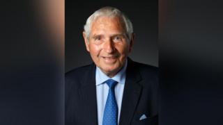 Spelthorne: Tributes paid following death of former mayor - BBC News