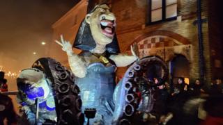 Lewes Bonfire Night: Rishi Sunak unveiled as effigy - BBC News