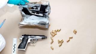 Luton gun smuggling crime gang jailed - BBC News