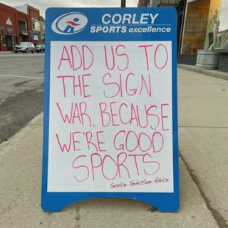 Canadian sign war captivates the internet - BBC News