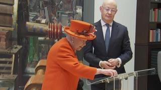 Queen publishes first Instagram post - BBC News