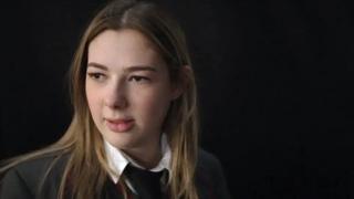 'I get overwhelmed by the noises and crowds of school' - BBC News