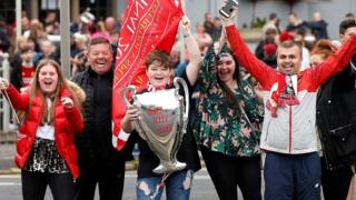 Champions League: Crowds number 750,000 at Liverpool parade - BBC News