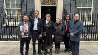 Time running out, British hostages' families warn - BBC News