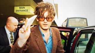 Pulp bassist Steve Mackey dies aged 56 - BBC News