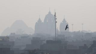Diwali: Delhi pollution 'hits hazardous levels' - BBC News