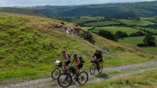 New cycle route highlights Shropshire's heritage sites - BBC News