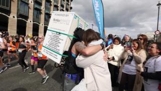 Fridge-carrying runner proposes during the London Marathon - BBC News