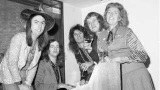 In pictures: Dame Vera Lynn's life and career - BBC News