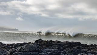 Storm Jorge: Clean-up begins after high winds and rain - BBC News