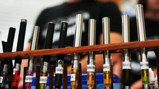 Vaping etiquette: How to tackle the social minefield - BBC News