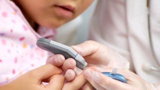 Diabetes patients to be offered artificial-pancreas technology - BBC News