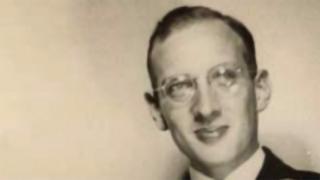 World War Two: The brothers who fled Nazi occupation by kayak - BBC News