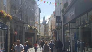 Event raises awareness of native Guernsey language - BBC News