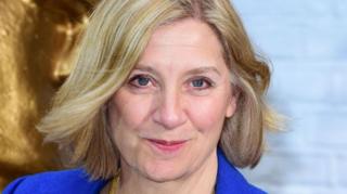 Victoria Wood biography explores her 'painful' childhood - BBC News