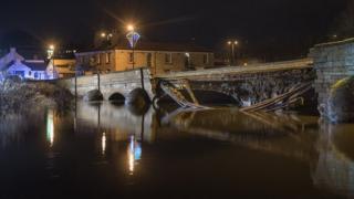 Tadcaster Bridge closed to traffic for second time in month - BBC News