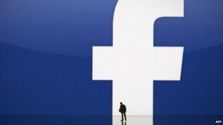 'Spam King' pleads guilty for 27m Facebook messages - BBC News