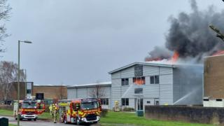 Andover: Crews tackle industrial estate warehouse fire - BBC News