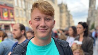 'You can feel the emotion' of Queen's final Scottish journey - BBC News