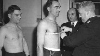 Nostalgic photos show 150 years of London Fire Brigade - BBC News