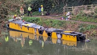 Devizes canal boat completely destroyed in fire - BBC News