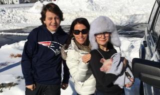 US blizzard 2016: Family saves freezing piglet from snow - BBC News