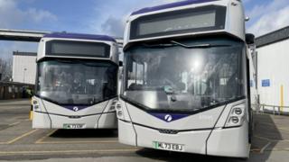 Leeds buses: New electric fleet takes to the roads - BBC News