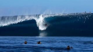 Big wave surfer Tom Lowe back after near-death wipeout - BBC News