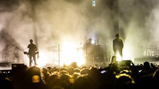 Climate change: Plan to cut carbon emissions from concerts - BBC News
