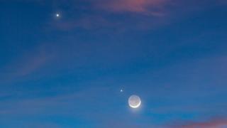Five planets line up in rare planetary conjunction - BBC News