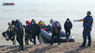Channel migrants: Nearly 1,000 people cross in single day - BBC News