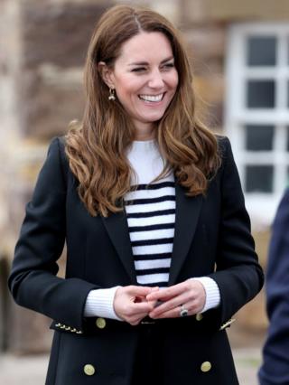 In pictures: Prince William and Kate visit Scotland - BBC News