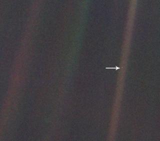 Nasa 're-masters' classic 'Pale Blue Dot' image of Earth - BBC News