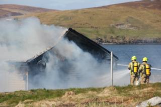 Fire leaves house destroyed on Shetland - BBC News