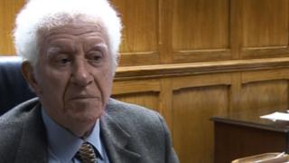 Kwik Save founder and billionaire Albert Gubay dies, aged 87 - BBC News