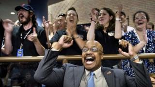 New Horizons: Sharpest images of Pluto's surface - BBC News