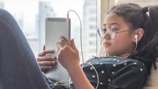 Tips on how to limit excessive screen time - BBC News