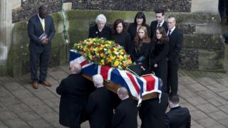 Graham Taylor mural honours ex-Watford manager - BBC News