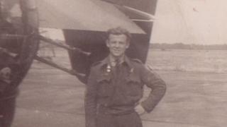 Wartime RAF bomber being restored in Lincolnshire - BBC News