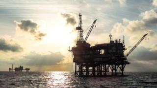 New licences granted for North Sea oil and gas projects - BBC News