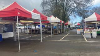 In pictures: Northampton market returns to historic square - BBC News