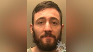 Newport: Police hunt killer Shaun Walker over prison recall - BBC News