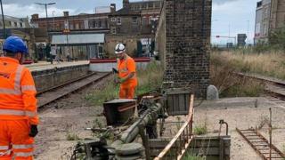 Lowestoft railway heritage project gets boost from volunteers - BBC News