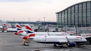 Heathrow's plan for longer third runway chosen by government - BBC News
