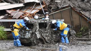 China floods: 12 dead in Zhengzhou train and thousands evacuated in ...