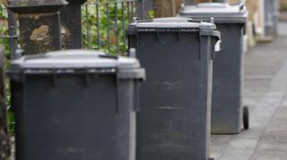 Basildon Council returns to weekly waste collections - BBC News