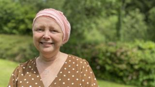 NHS struggling to provide safe cancer care, say senior doctors - BBC News