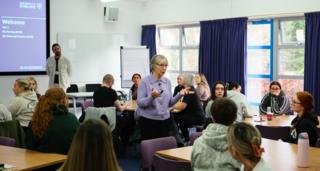 I lecture Stirling University nursing students about my dementia - BBC News