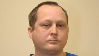 Grimsby extremist Nathan Worrell sent back to jail for phone use - BBC News